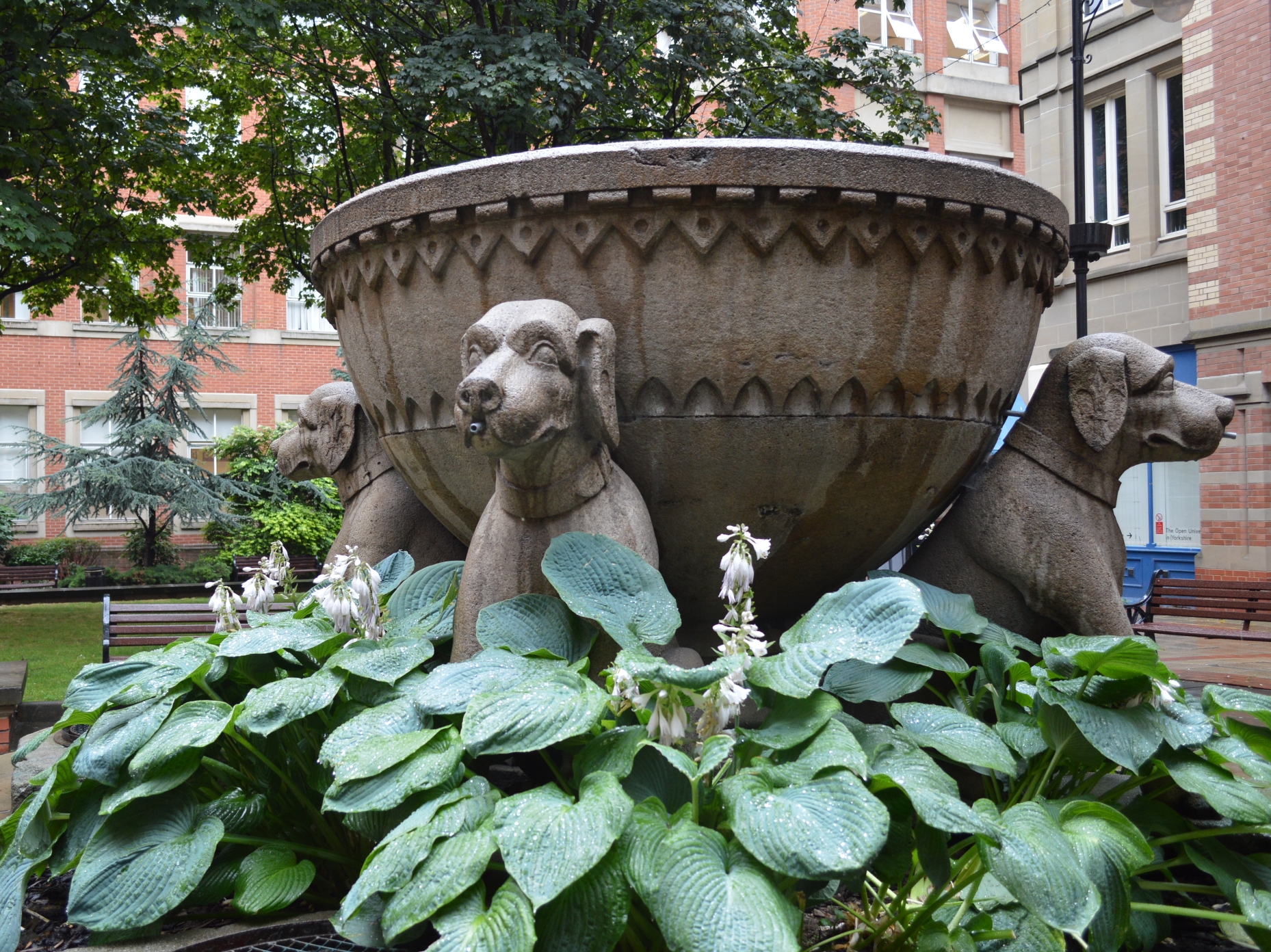 Four talking hounds – Monumental Tales